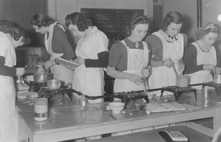 Back to School: 31 Photographs of 20th Century Cooking Classes – In the ...
