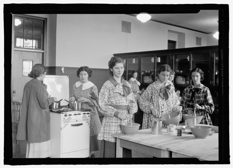 Back to School: 31 Photographs of 20th Century Cooking Classes – In the ...